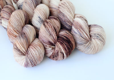 Peacock ~ Merlin ~ Merino Linen Singles – Yarn Therapy